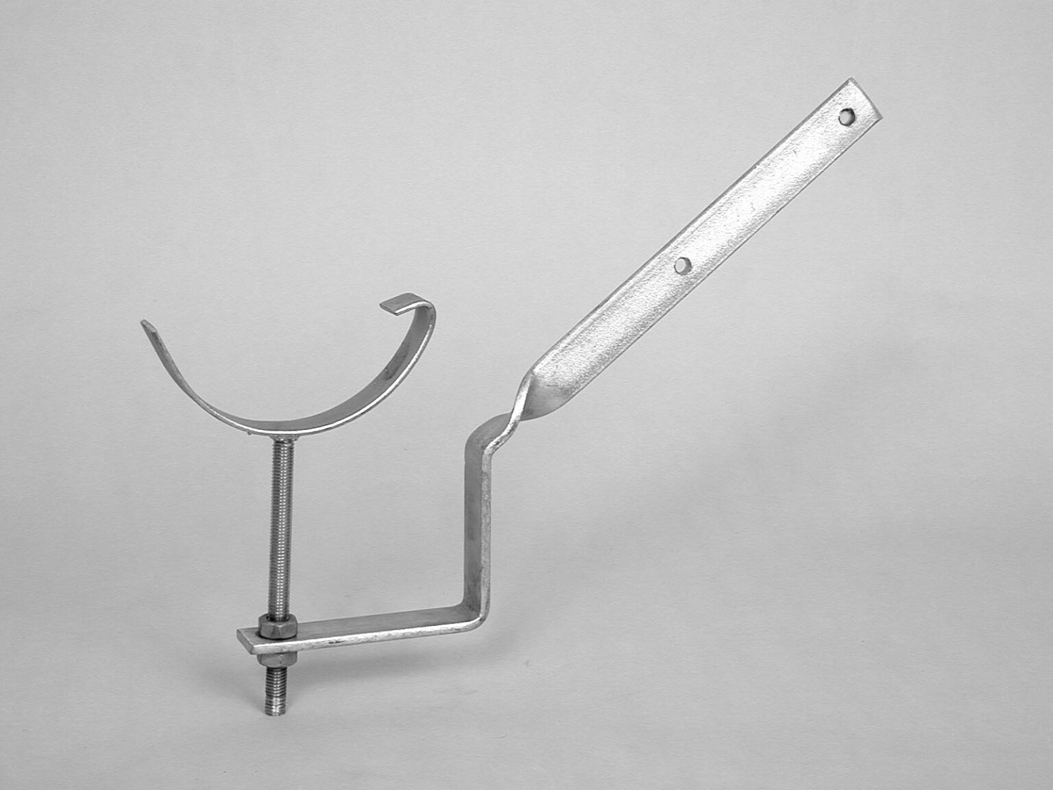 Side rafter rise and fall bracket for half round cast iron gutter